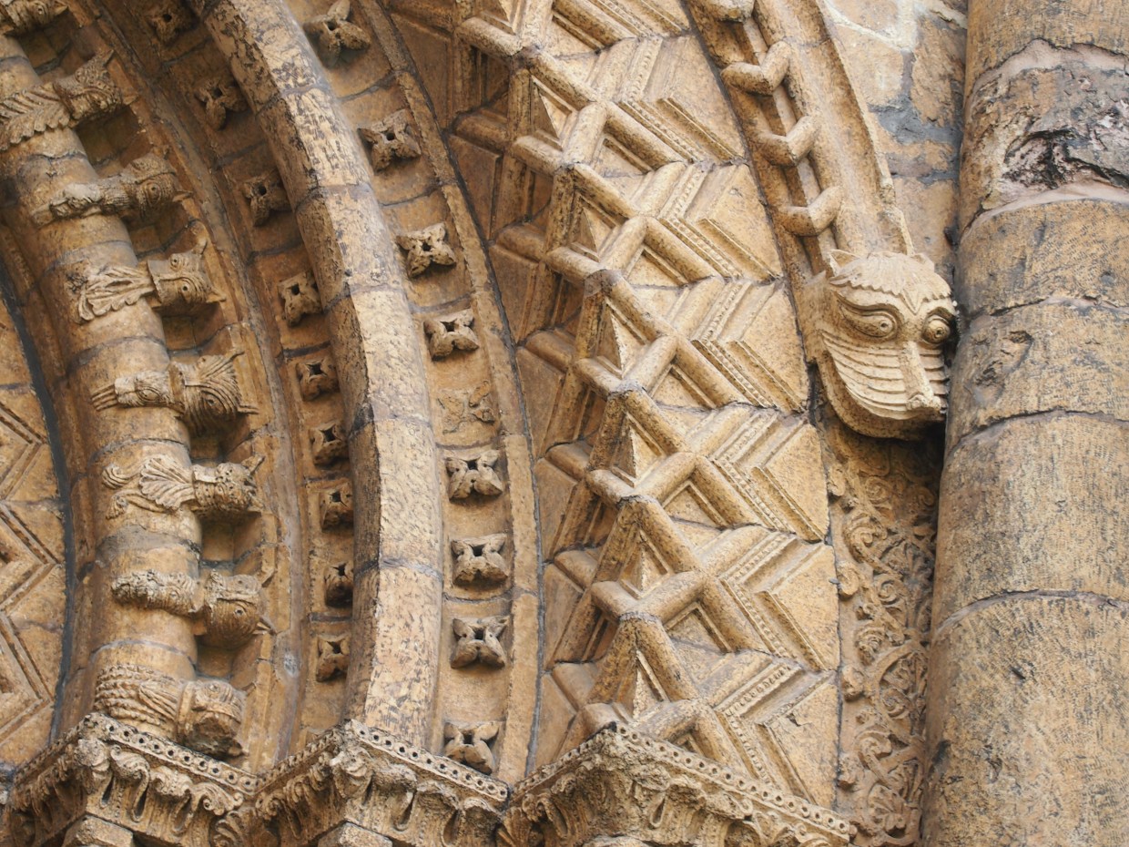 The precious Romanesque carvings at Lincoln Cathedral – Flickering Lamps