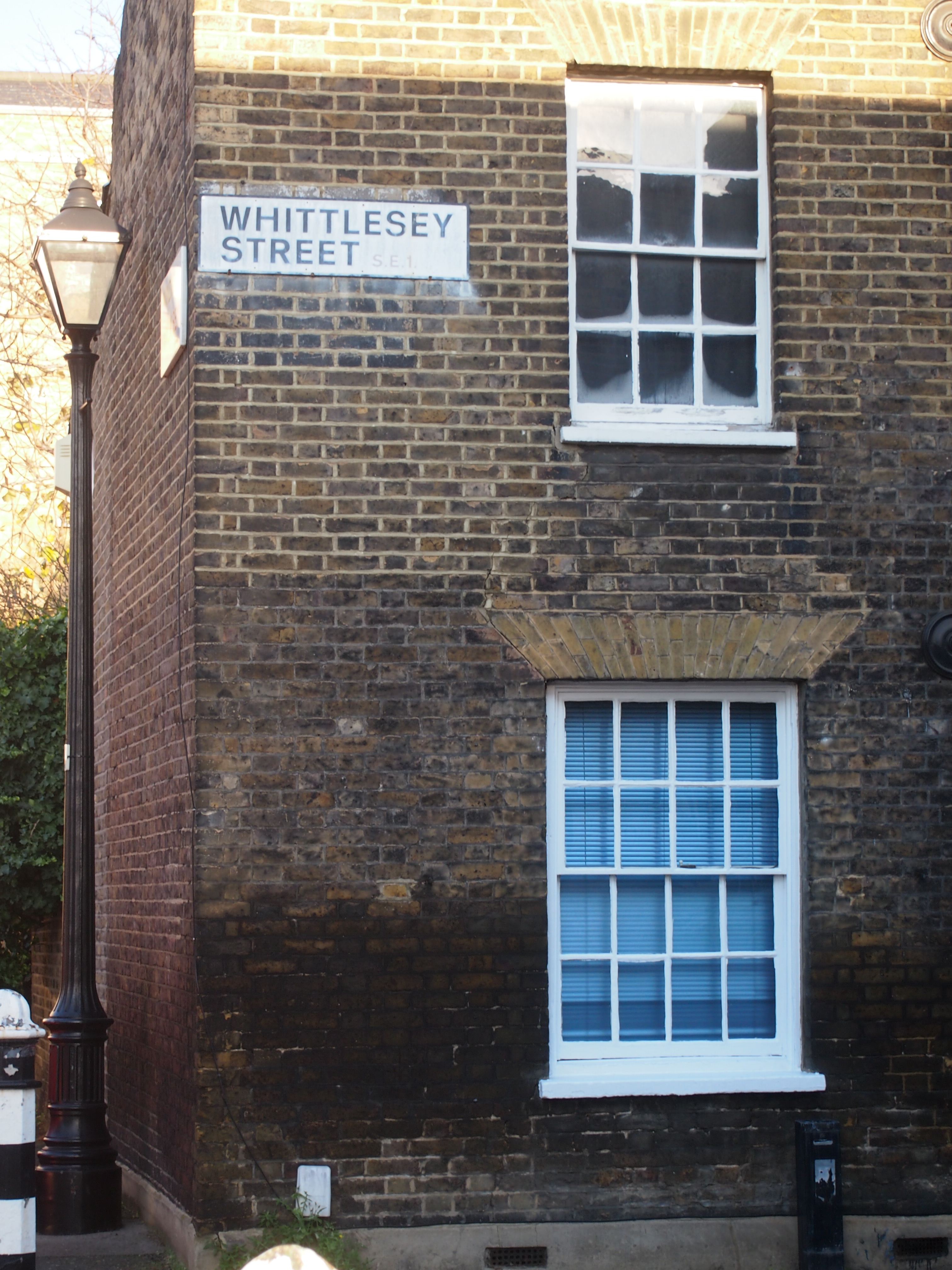 Discovering the “impossibly handsome” Roupell Street – Flickering Lamps