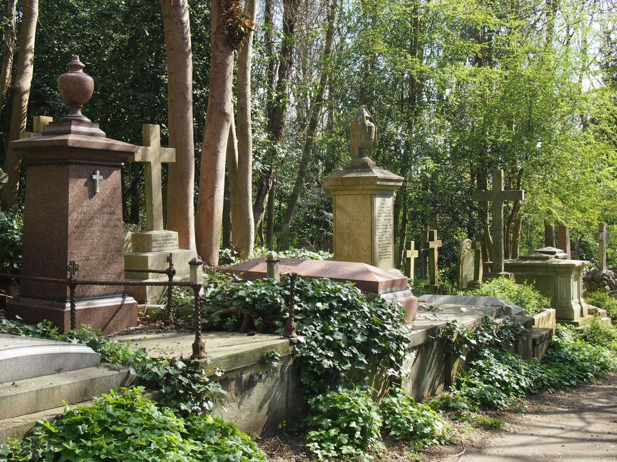The Victorian splendour of Highgate’s Western Cemetery – Flickering Lamps